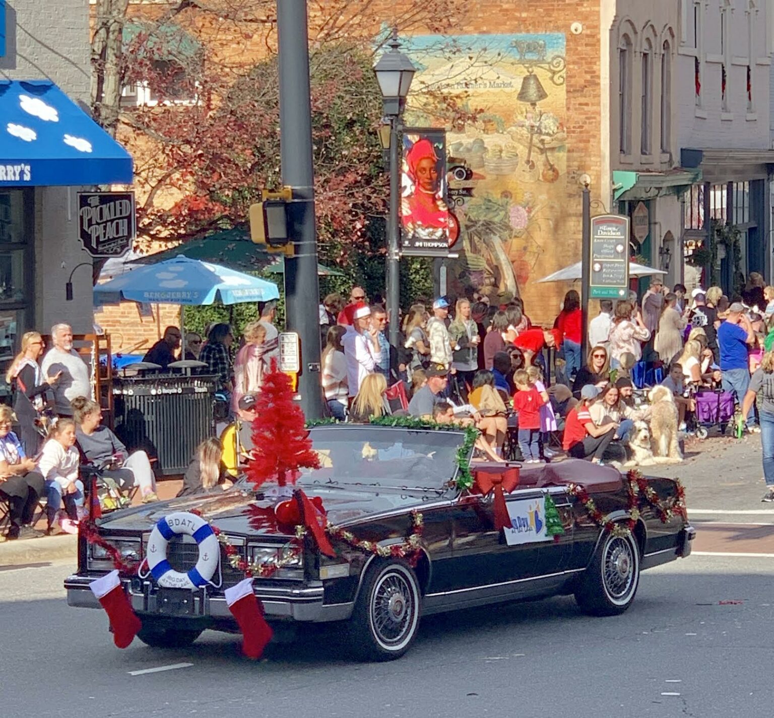 Santa himself, nearly 200 floats in Christmas parade Saturday ...